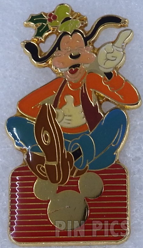 PP3035 - Disney Channel - Goofy - Laughing With Holly in His Hat ...