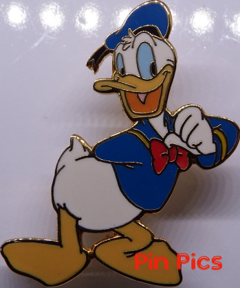 PP75780 - Donald Duck pointing to his bow tie - PinPics