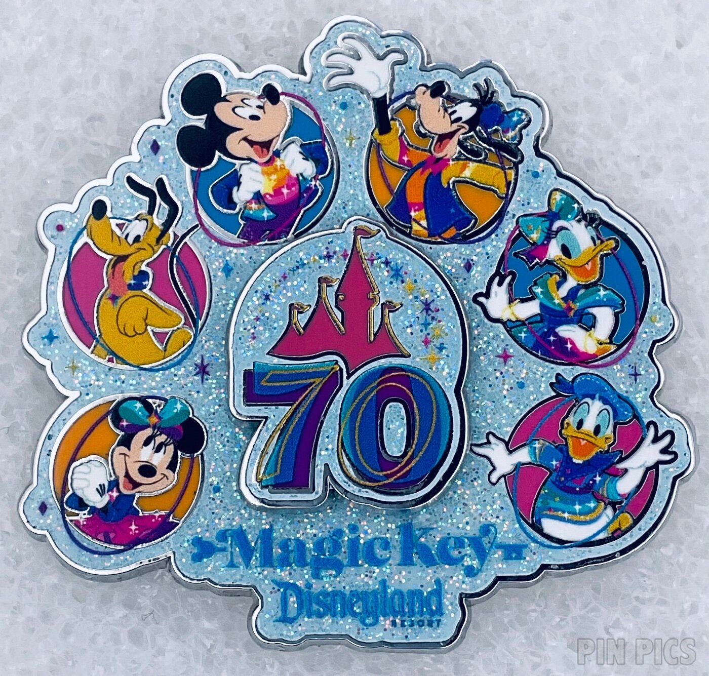 PP176599 - DLR - Mickey and Friends - Fab 6 - Magic Key - Disneyland ...